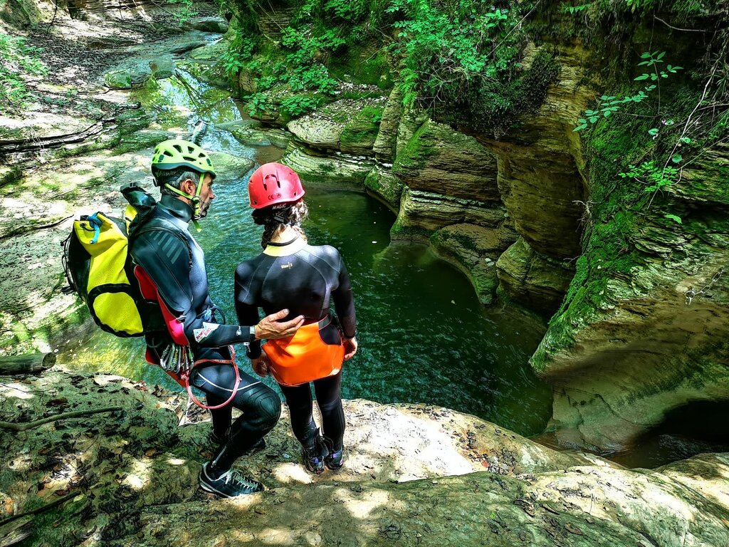 Dives and jumps between the canyons of the rivers of Belluno