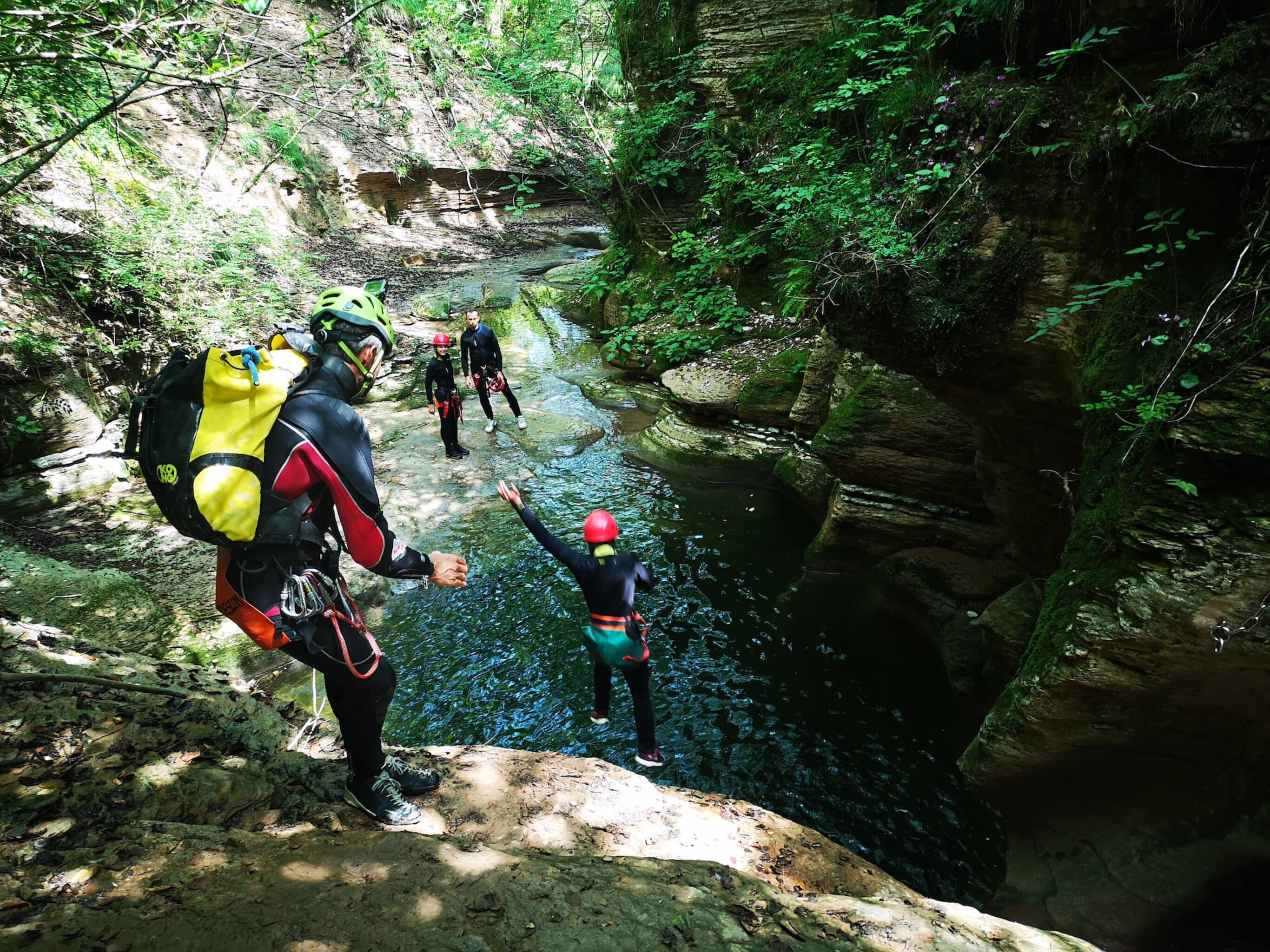 Dives and jumps between the canyons of the rivers of Belluno