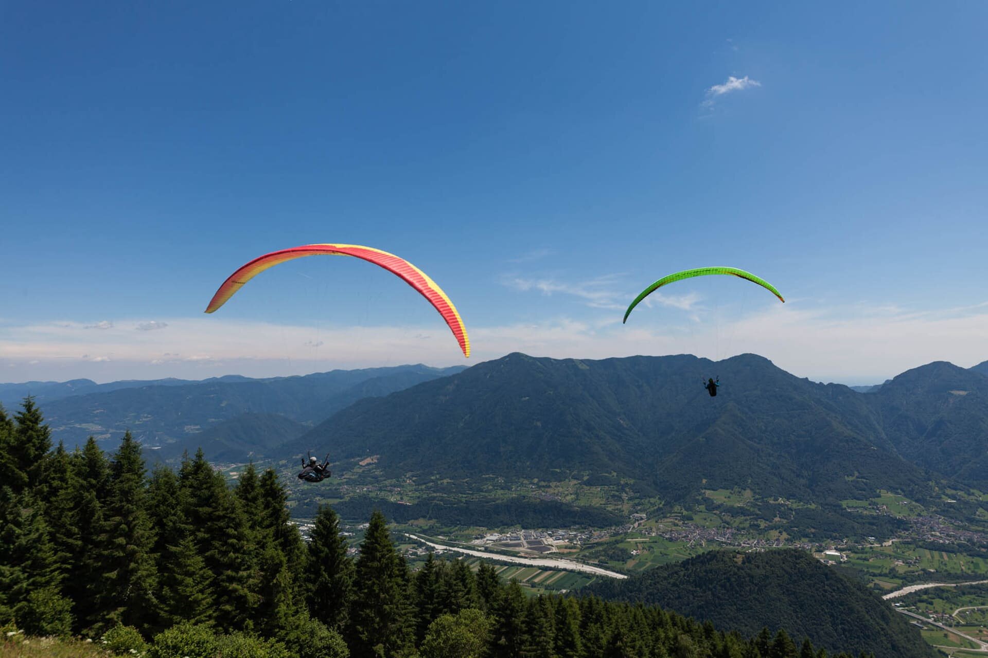 Fly among the Dolomites in paragliding or hang gliding