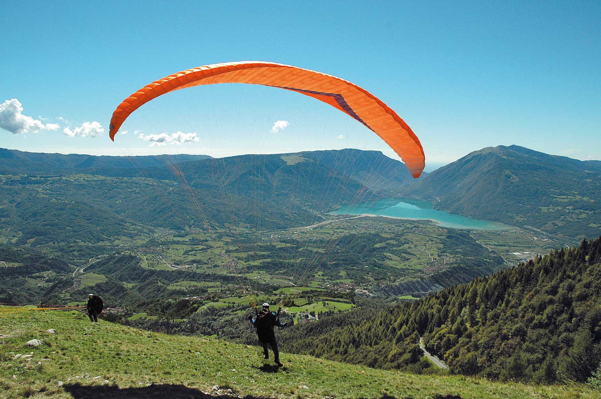 Fly among the Dolomites in paragliding or hang gliding
