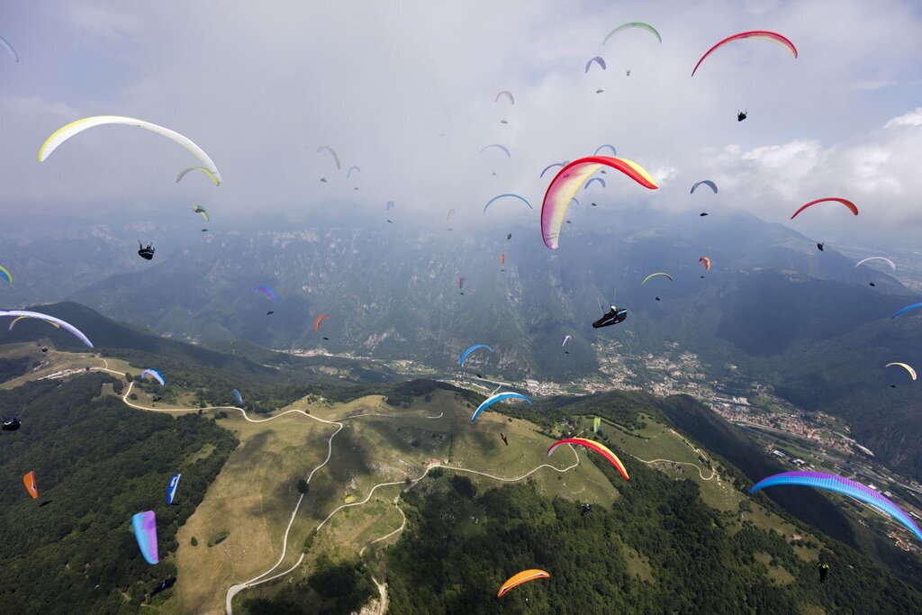 Fly among the Dolomites in paragliding or hang gliding