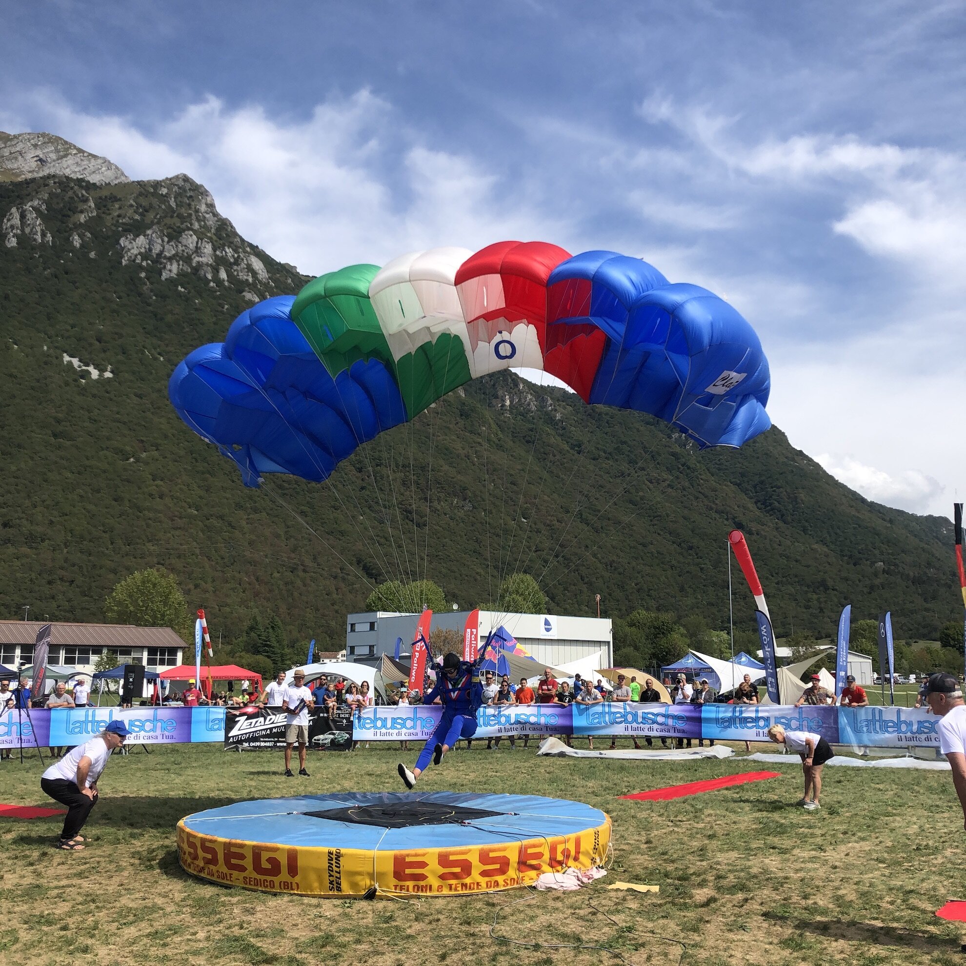 Shall we parachute? Try the ski dive