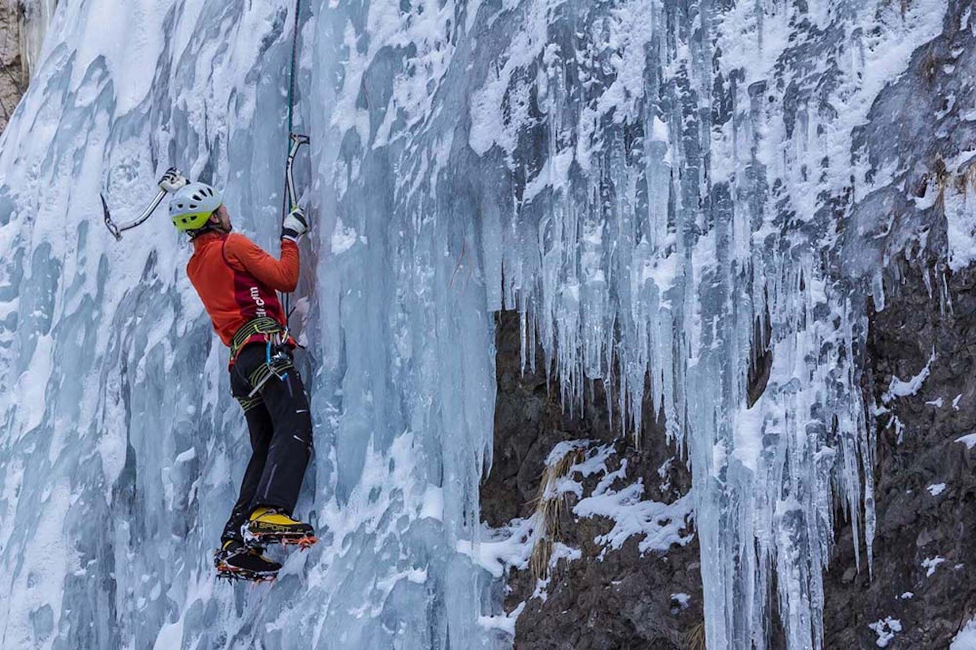 Climb in the frozen waterfalls of the Dolomites