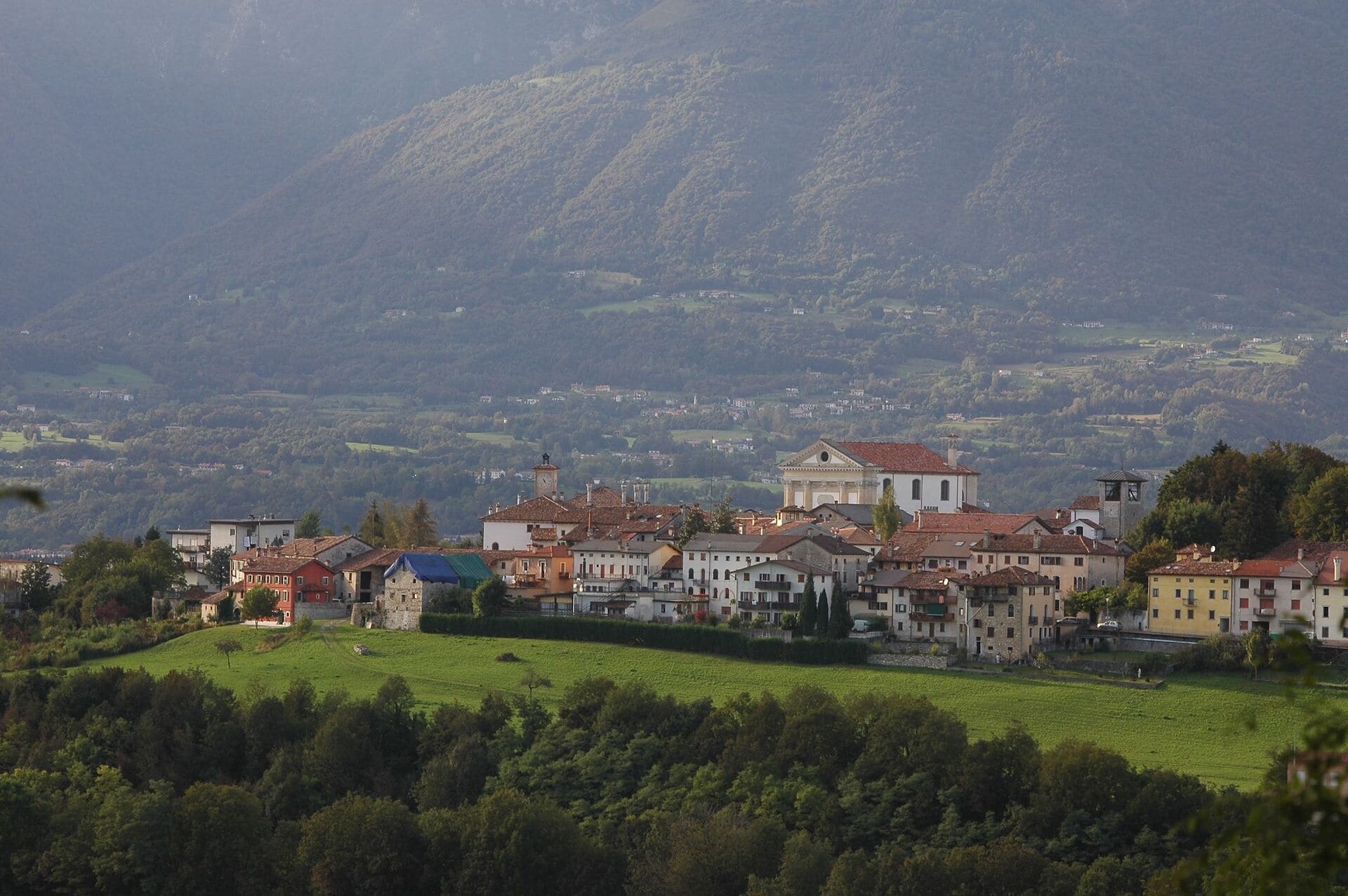 Mel tra itinerari storici, arte e natura
