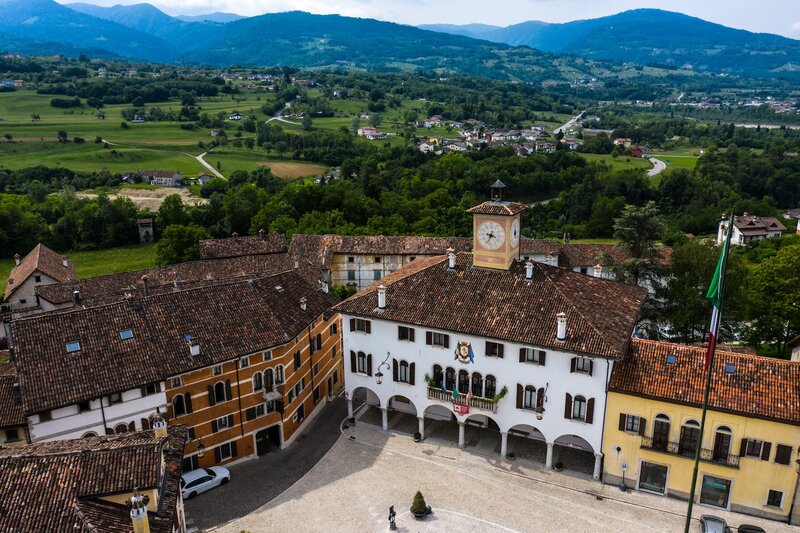 Mel tra itinerari storici, arte e natura