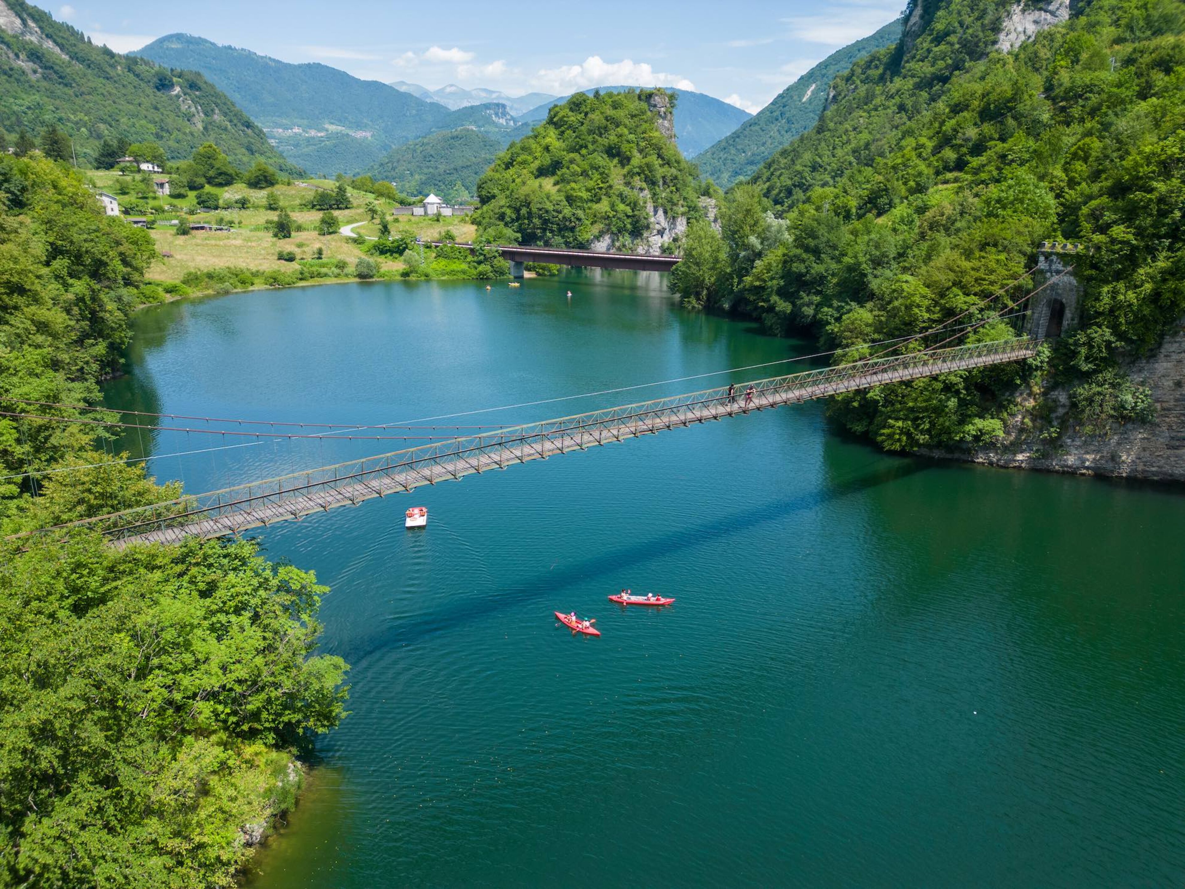Attività estive in Dolomiti per chi ama bagnarsi in un lago oppure pescare.